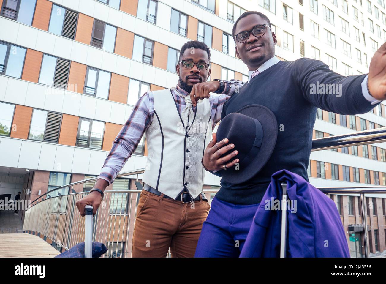 Zwei hübsche und junge afroamerikanische Männer, die im Flughafen ...