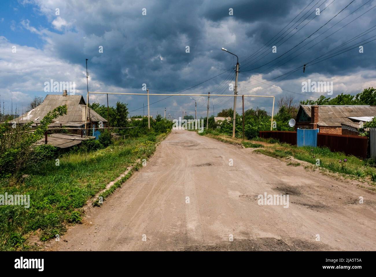Siversk, Ukraine. 27.. Mai 2022. Eine verlassene Straße der Stadt ...