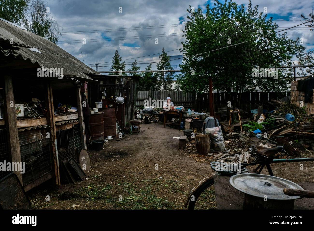 Siversk, Ukraine. 27.. Mai 2022. Eine ältere Frau sitzt im Hof ihres ...