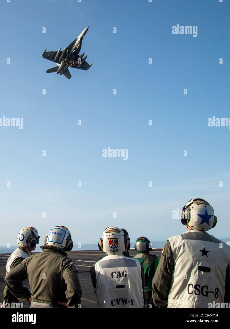 220526-N-BP862-1257 ADRIATISCHES MEER (26. Mai 2022) von rechts nach ...