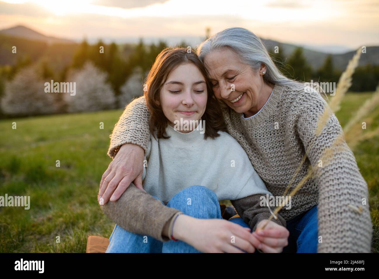 Oma mit enkelin im wald -Fotos und -Bildmaterial in hoher Auflösung ...