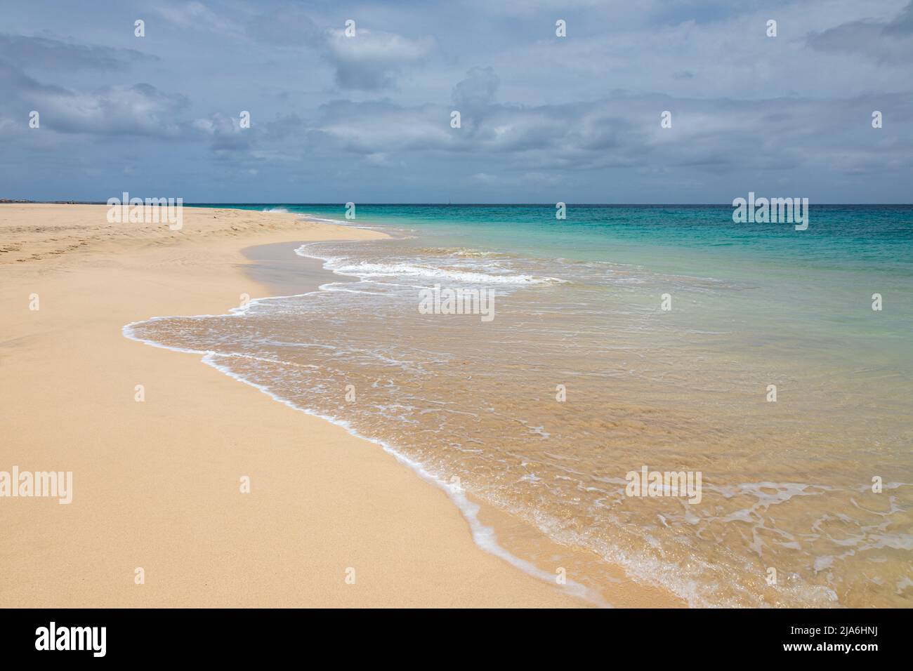 Der idyllisch leere weiße tropische Sandstrand von Ponta Preta, Santa ...