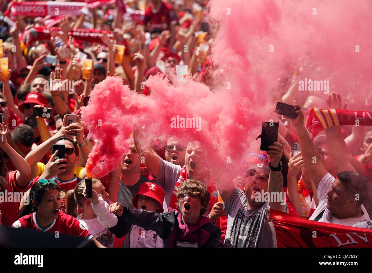 Tausende von Liverpool-Fans in einer Fan-Zone in Paris, vor dem UEFA ...