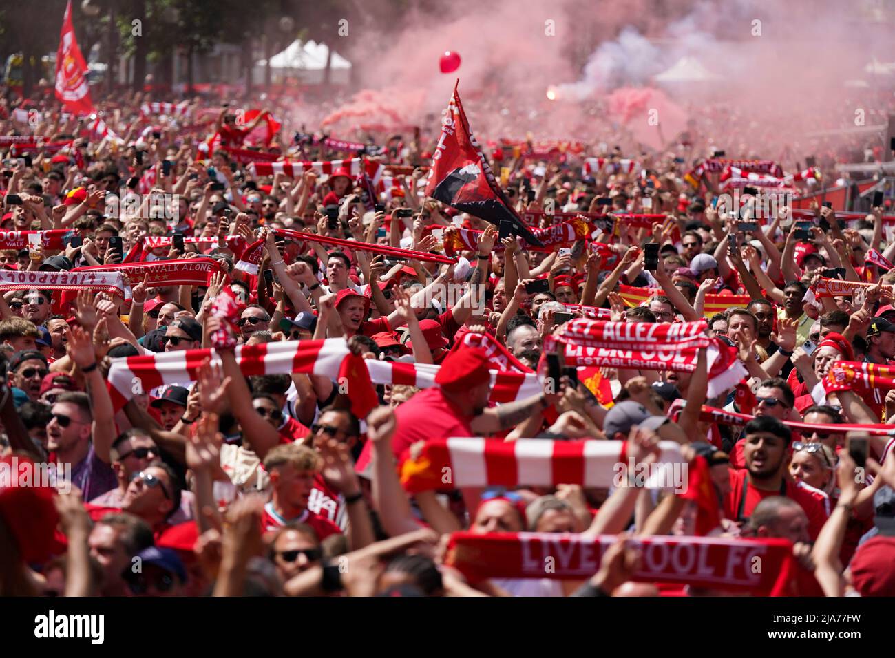 Tausende von Liverpool-Fans in einer Fan-Zone in Paris, vor dem UEFA ...