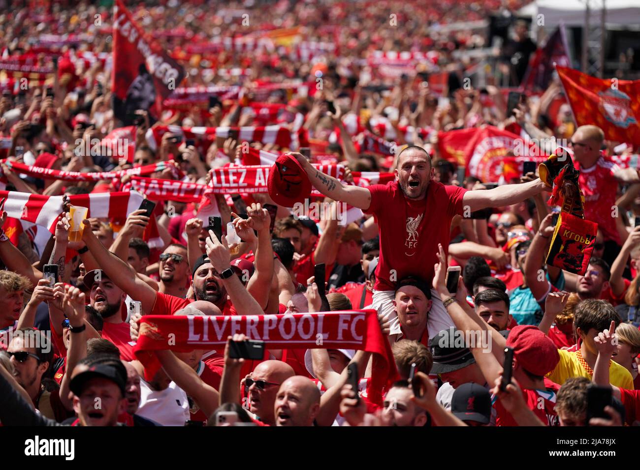 Tausende von Liverpool-Fans in einer Fan-Zone in Paris, vor dem UEFA ...