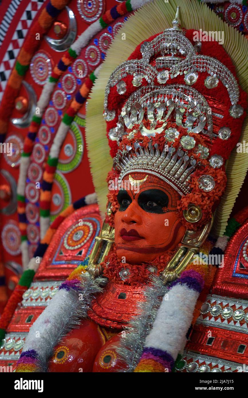 Theyyam ist eine berühmte rituelle Kunstform in kerala mit Gesicht ...
