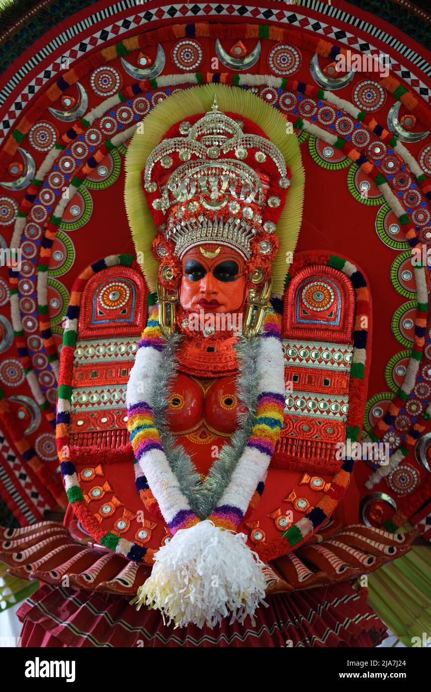 Theyyam ist eine berühmte rituelle Kunstform in kerala mit Gesicht ...