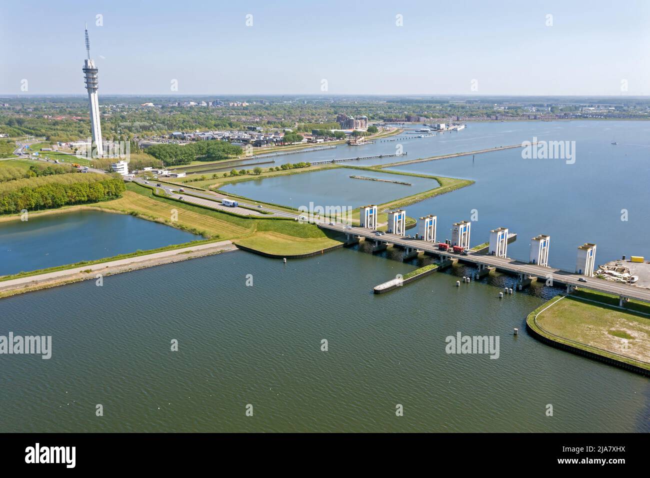 Luftaufnahme von den Houtrib-Schleusen in Lelystad in den Niederlanden ...