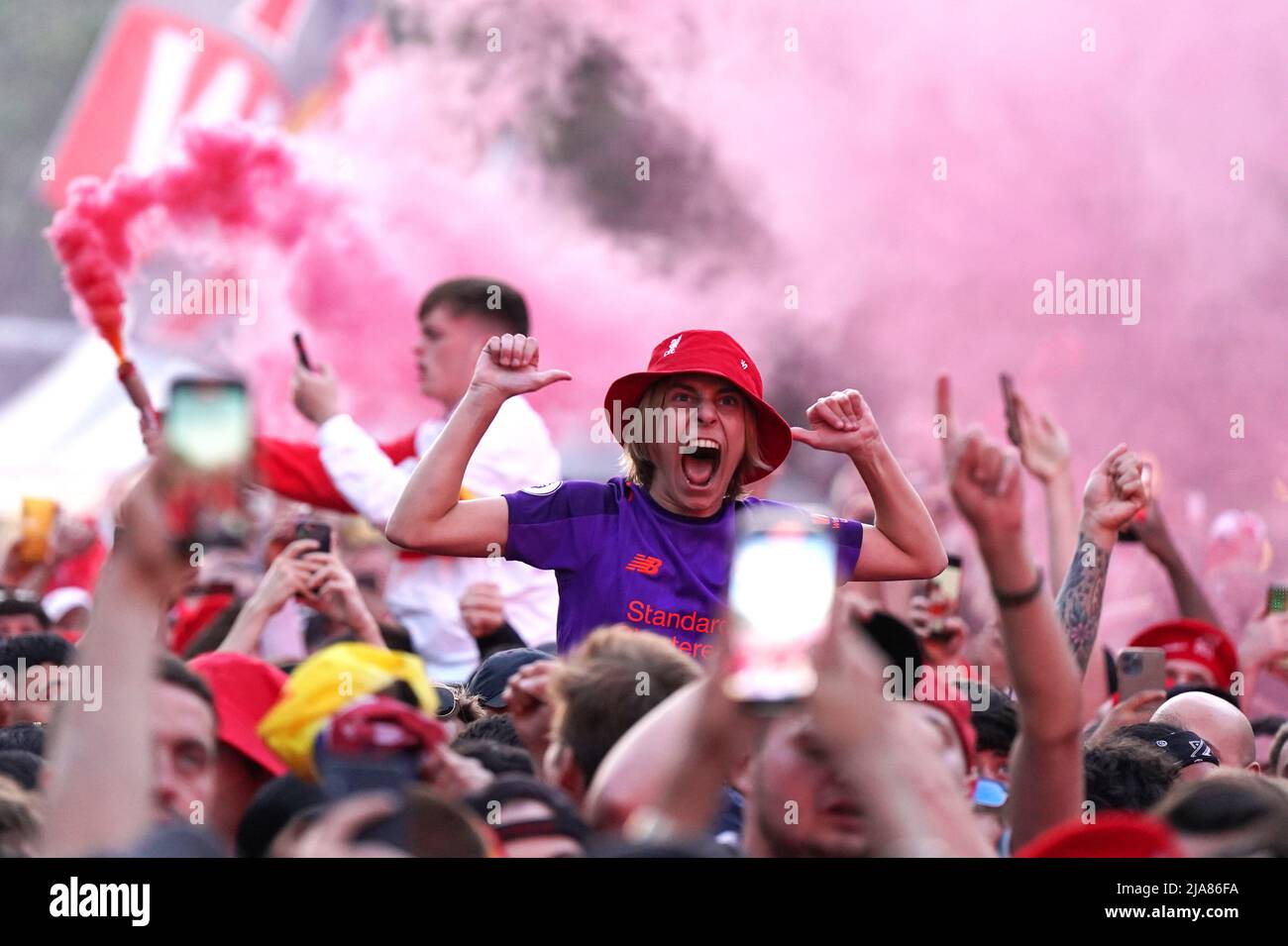 Liverpool-Fans in der Fanzone in Paris, vor dem UEFA Champions League ...