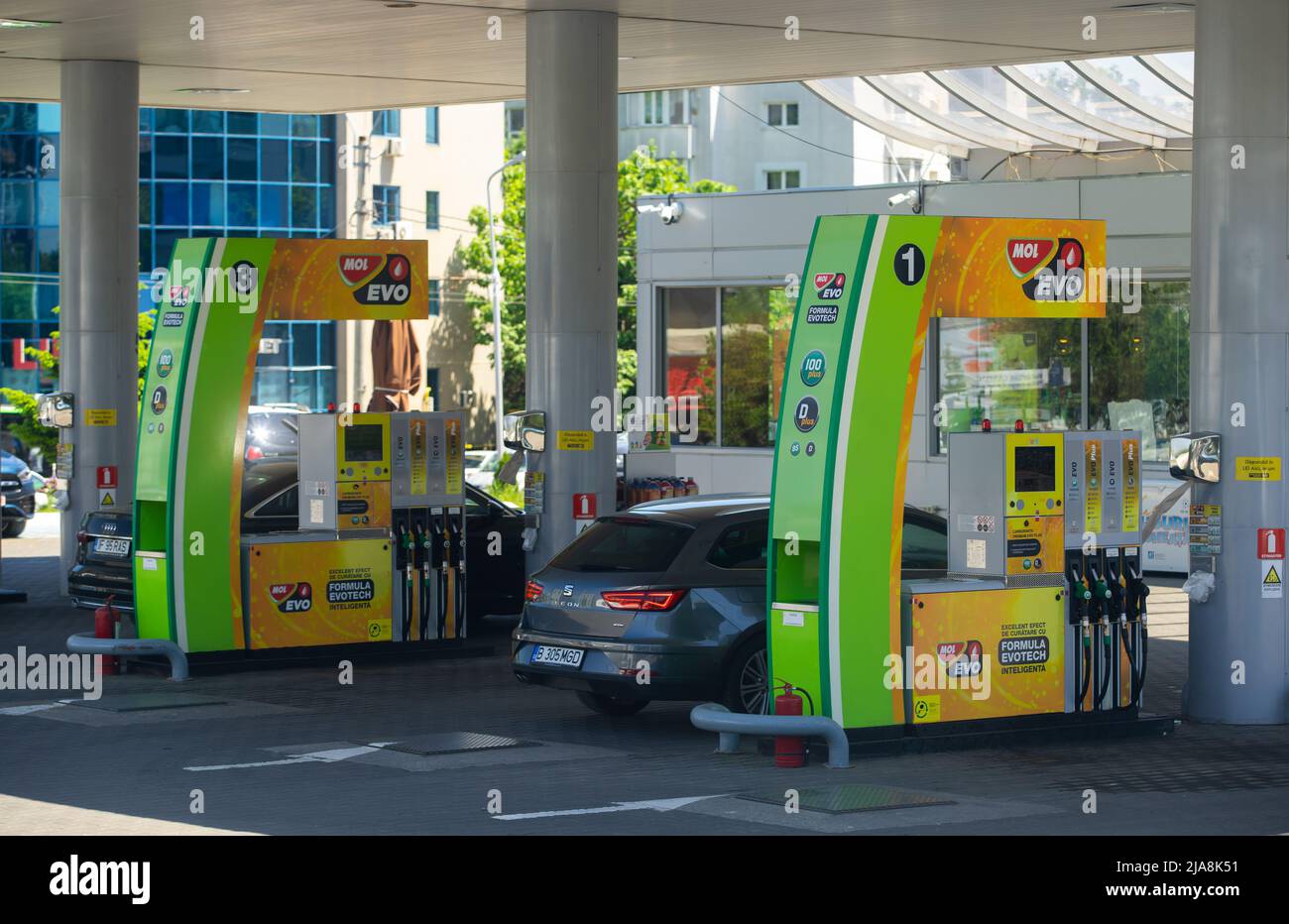 Bukarest, Rumänien - 20. Mai 2022: Eine MOL-Tankstelle in Bukarest zu ...