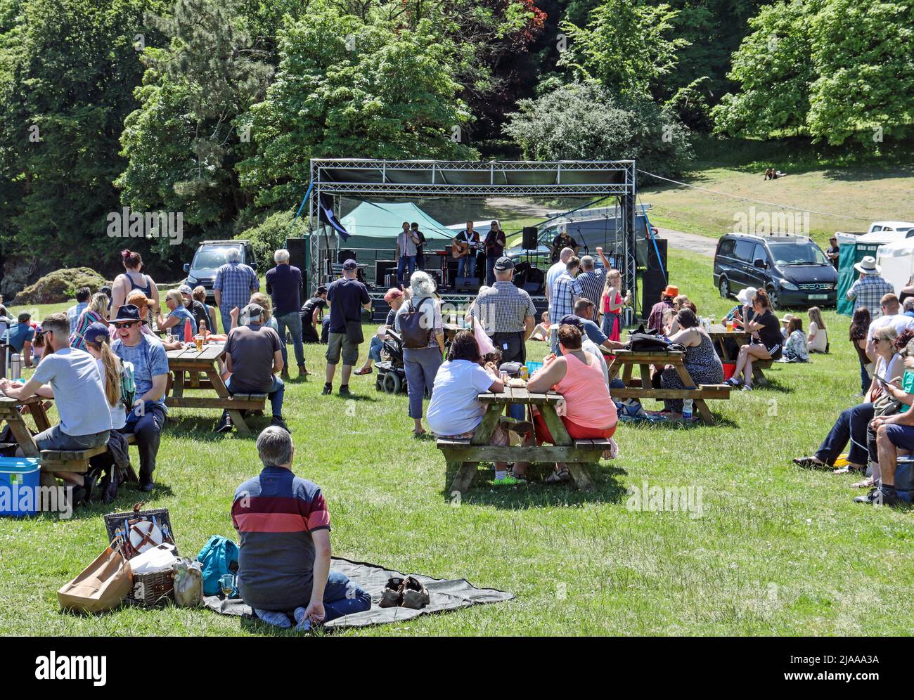 Beim traditionellen Green man Festival im Mount Edgcumbe Park in ...