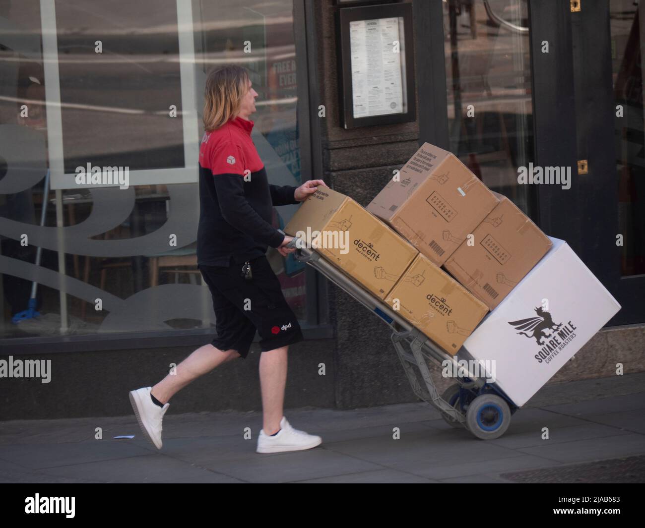 Dynamische paketzustellung -Fotos und -Bildmaterial in hoher Auflösung ...