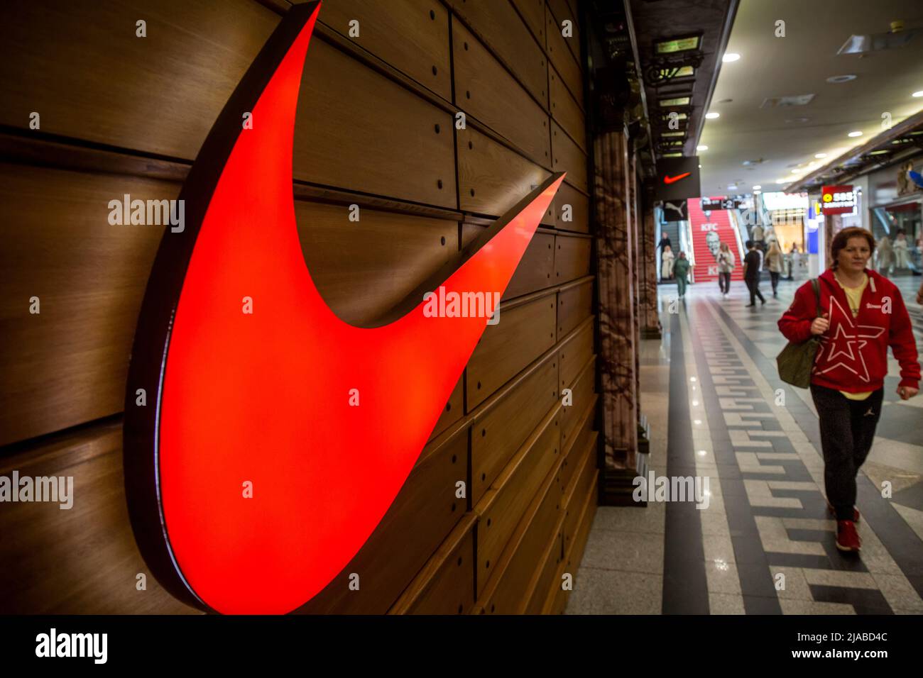 Moskau, Russland. 29.. Mai 2022. Ein Mann geht an einem Nike Store im ...