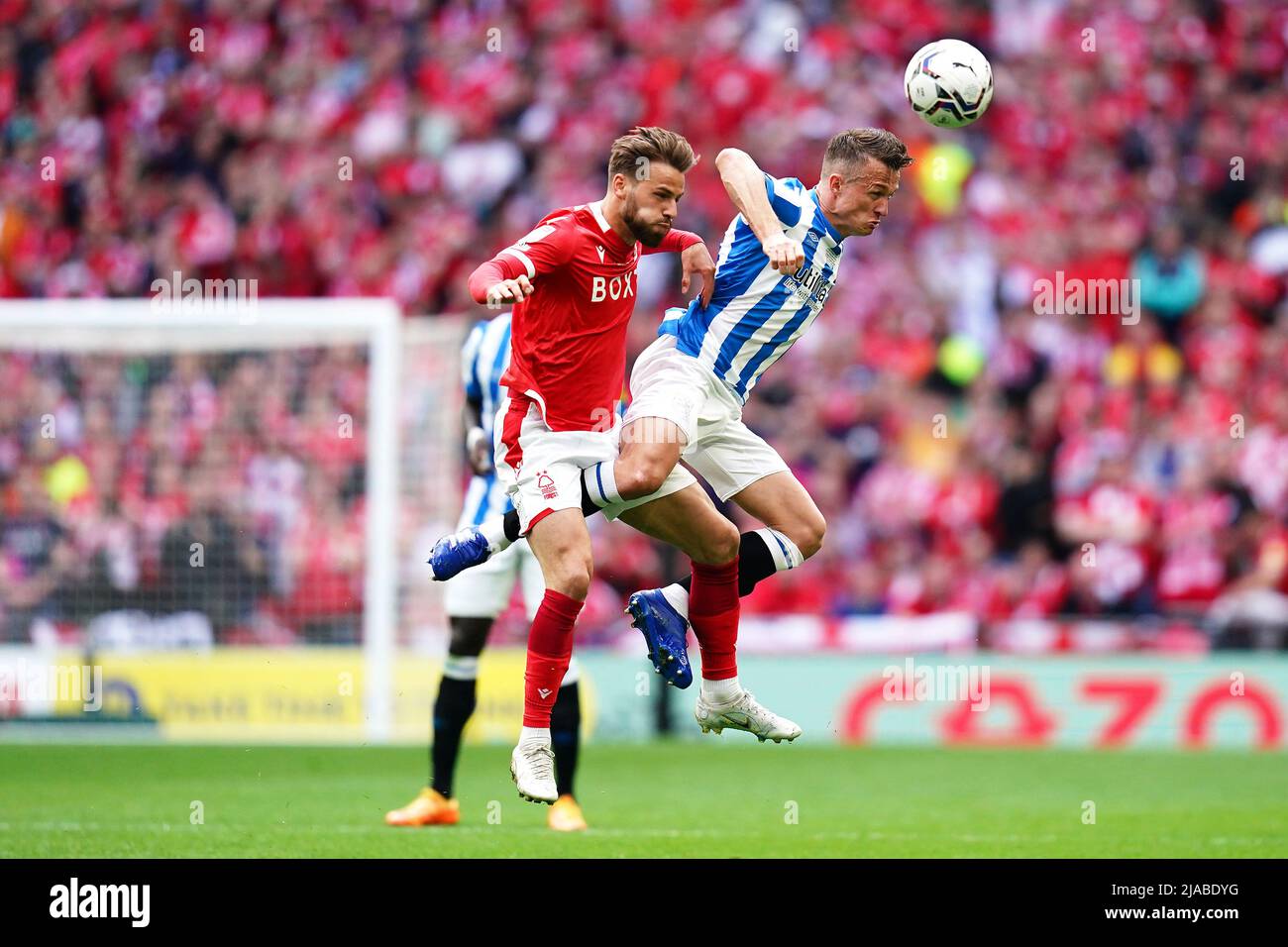 Philip Zinckernagel von Nottingham Forest (links) und Jonathan Hogg von ...