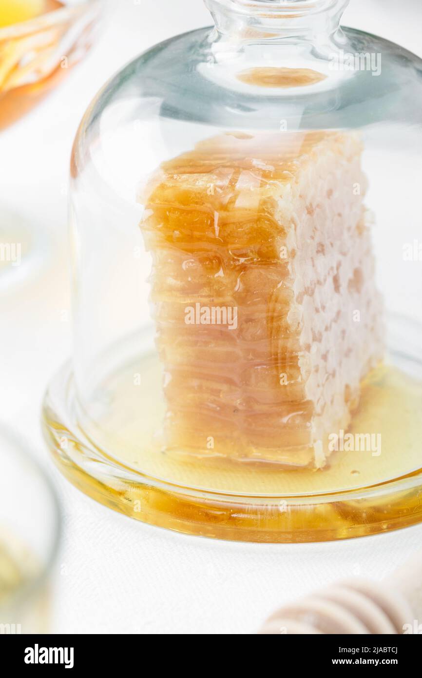 Honig Hintergrund. Waben und süßer Honig auf dem Tisch. Heller ...