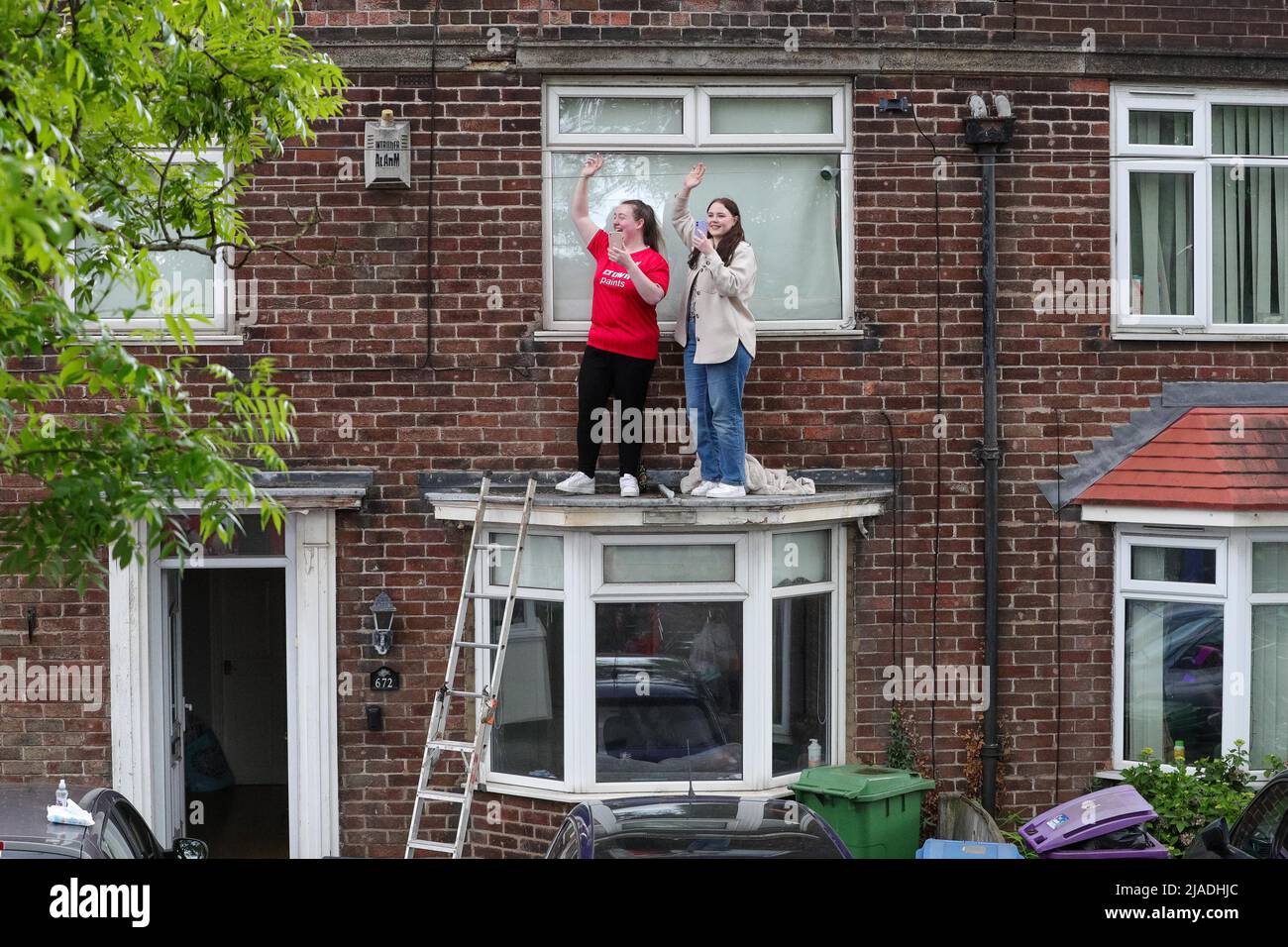 Anhänger steigen höher, um die Liverpool FC Open-Top-Busparade zu sehen ...