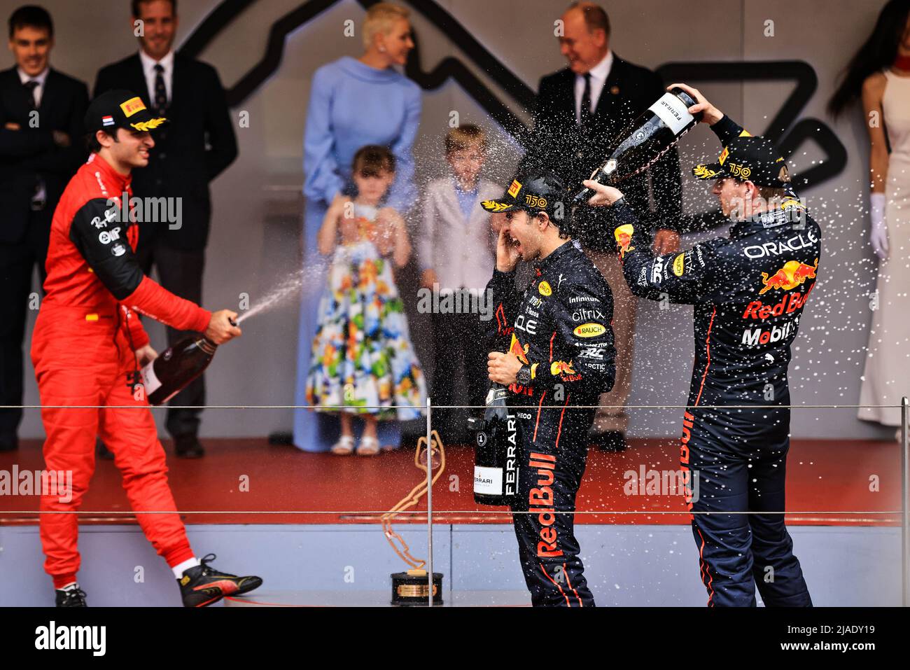 Monte Carlo, Monaco. 29.. Mai 2022. Sieger Sergio Perez (C) von Red Bull Racing ...
