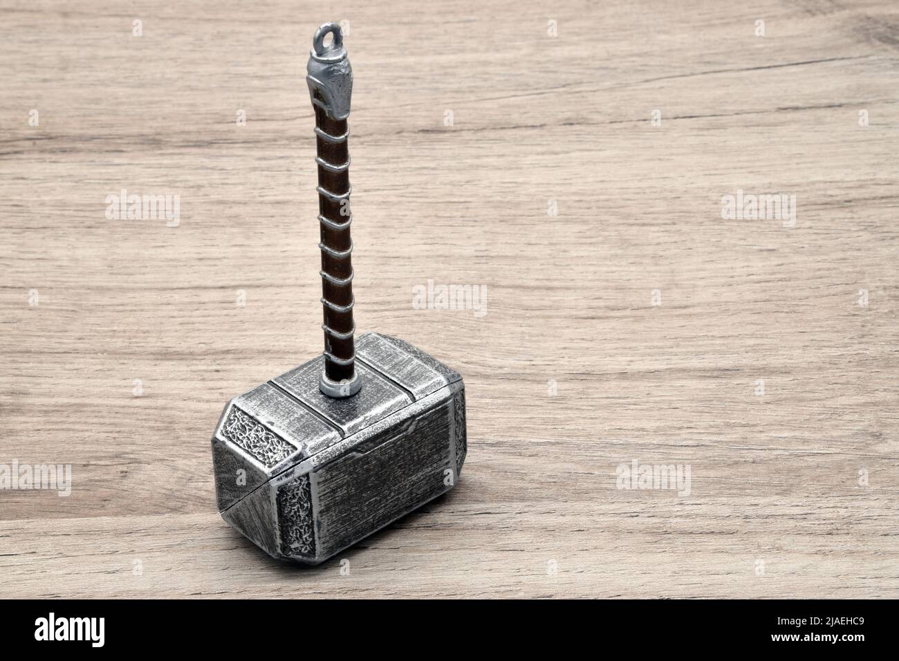 Der Hammer von Thor isoliert auf Holzgrund. Leerer Raum für Text ...