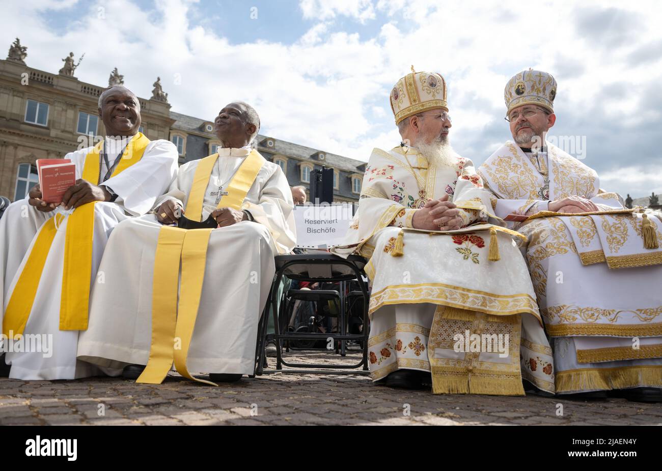 Stuttgart, Deutschland. 29.. Mai 2022. Joseph Marie Ndi-Okalla (l-r ...