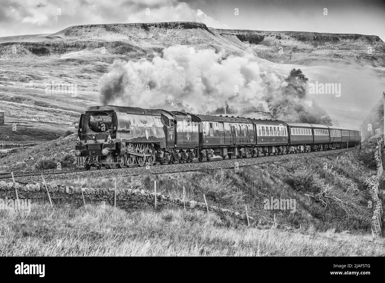 Das Bild zeigt die Southern Railways Battle of Britain Class 4-6-2 #34067 Tangmere nach der ...
