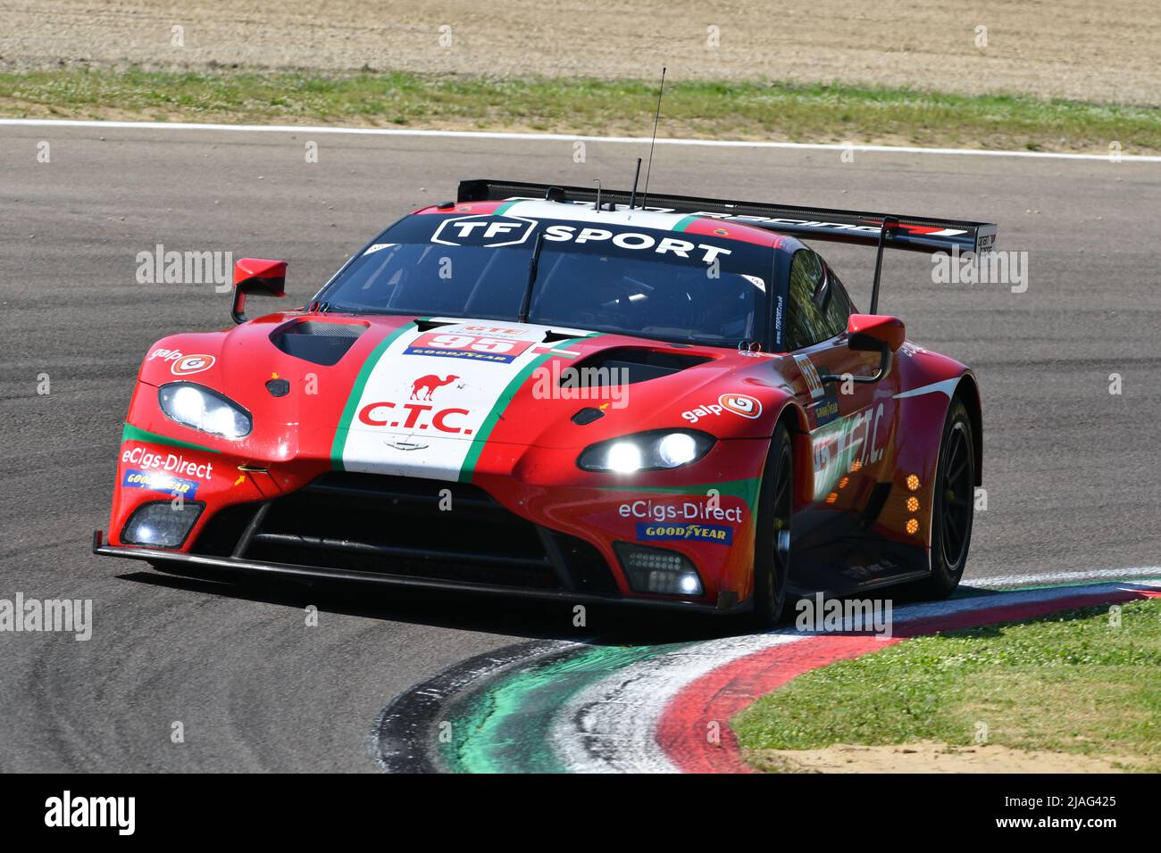 Imola, 12. Mai 2022: #95 Aston Martin Vantage AMR von OMAN RACING MIT ...