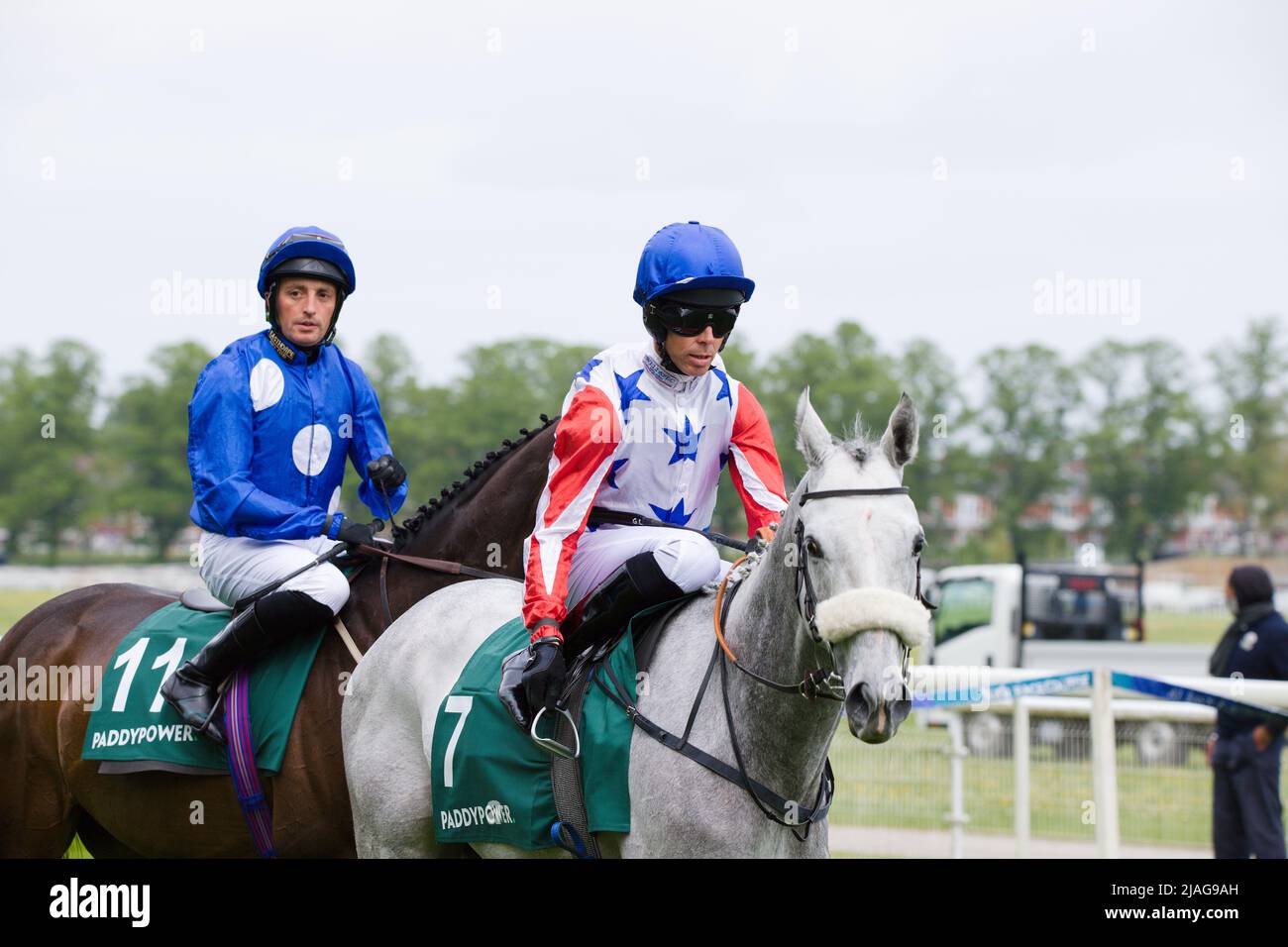 Jockeys Duran Fentiman auf Bollin Joan und Graham Lee auf Summa Peto ...