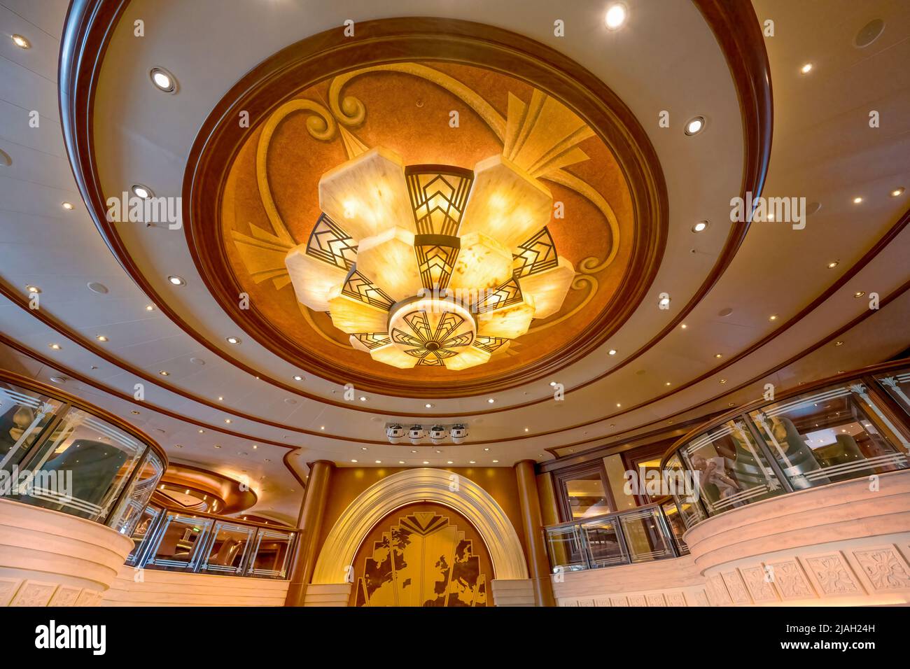 Queen elizabeth grand lobby -Fotos und -Bildmaterial in hoher Auflösung ...