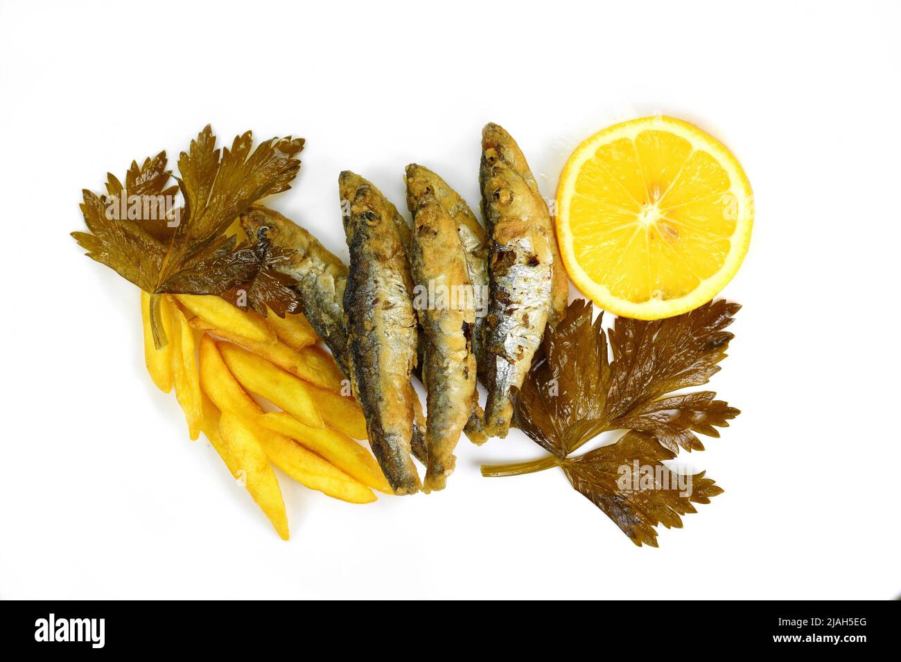Tief gebratene kleine Fische isoliert auf weißem Hintergrund. Einfach ...