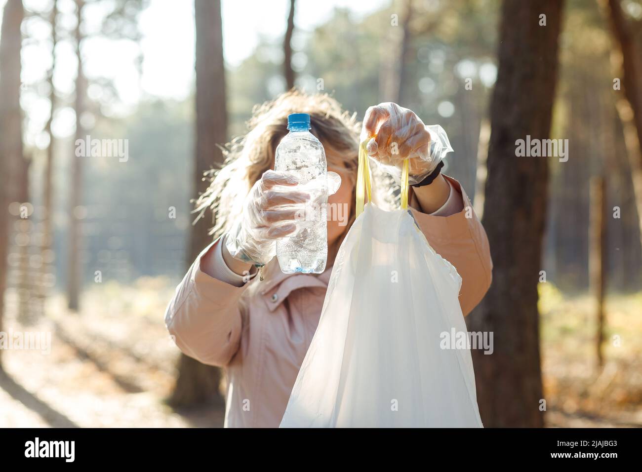 Aktivistin und Assistentin zeigt der Kamera einen Beutel voller Müll ...