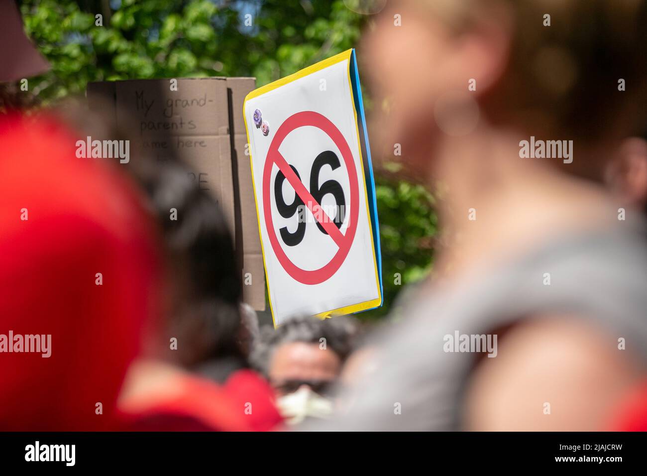 Ein Protestler hält Plakat gegen Bill-96. Demonstranten marschierten ...