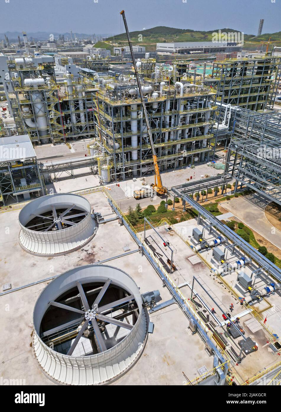 YANTAI, CHINA - 31. MAI 2022 - im Yantai Chemical Industrial Park in ...