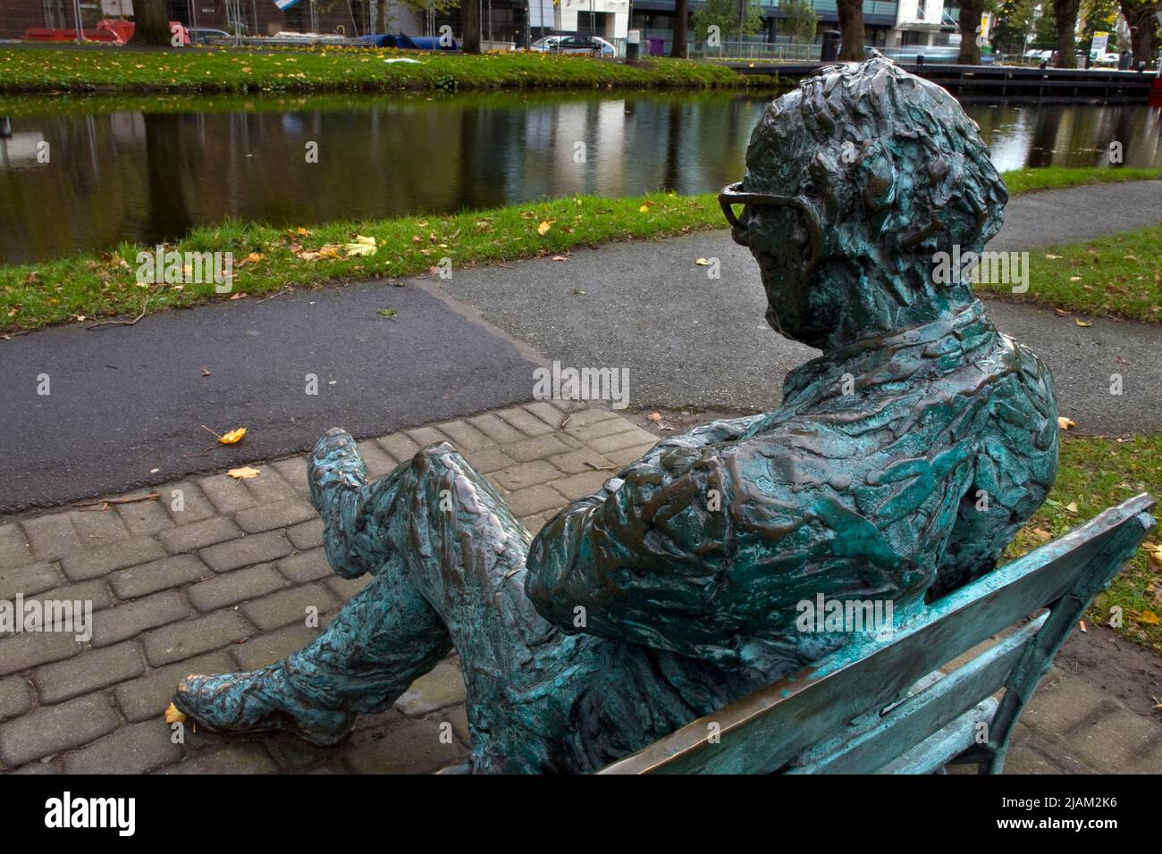 Bronze bench figure statue -Fotos und -Bildmaterial in hoher Auflösung ...