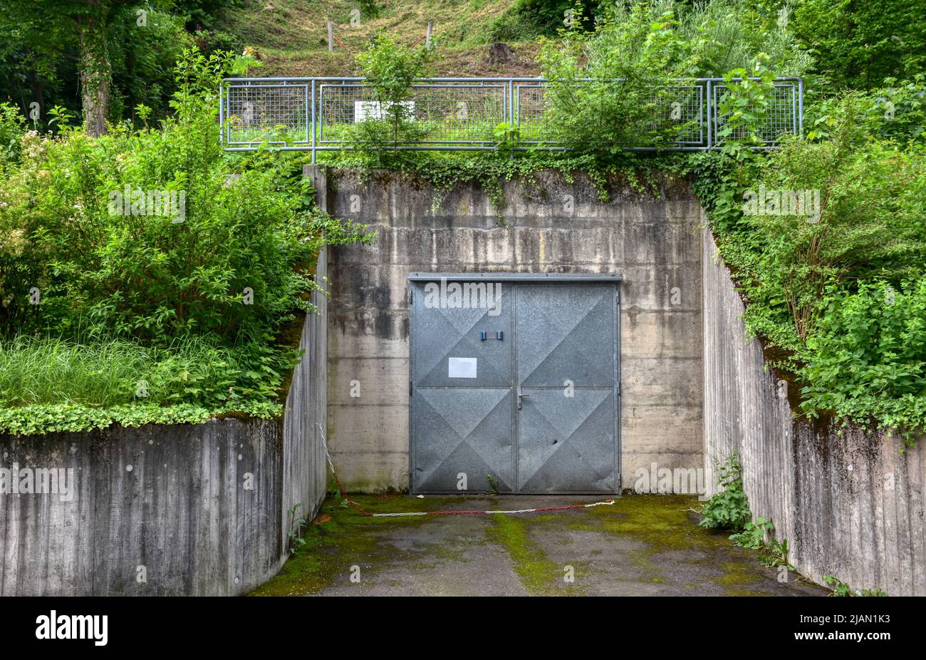 Bunker, Luftschutzbunker, Luftschutzstollen, Eingang, Tor, Versperrt ...