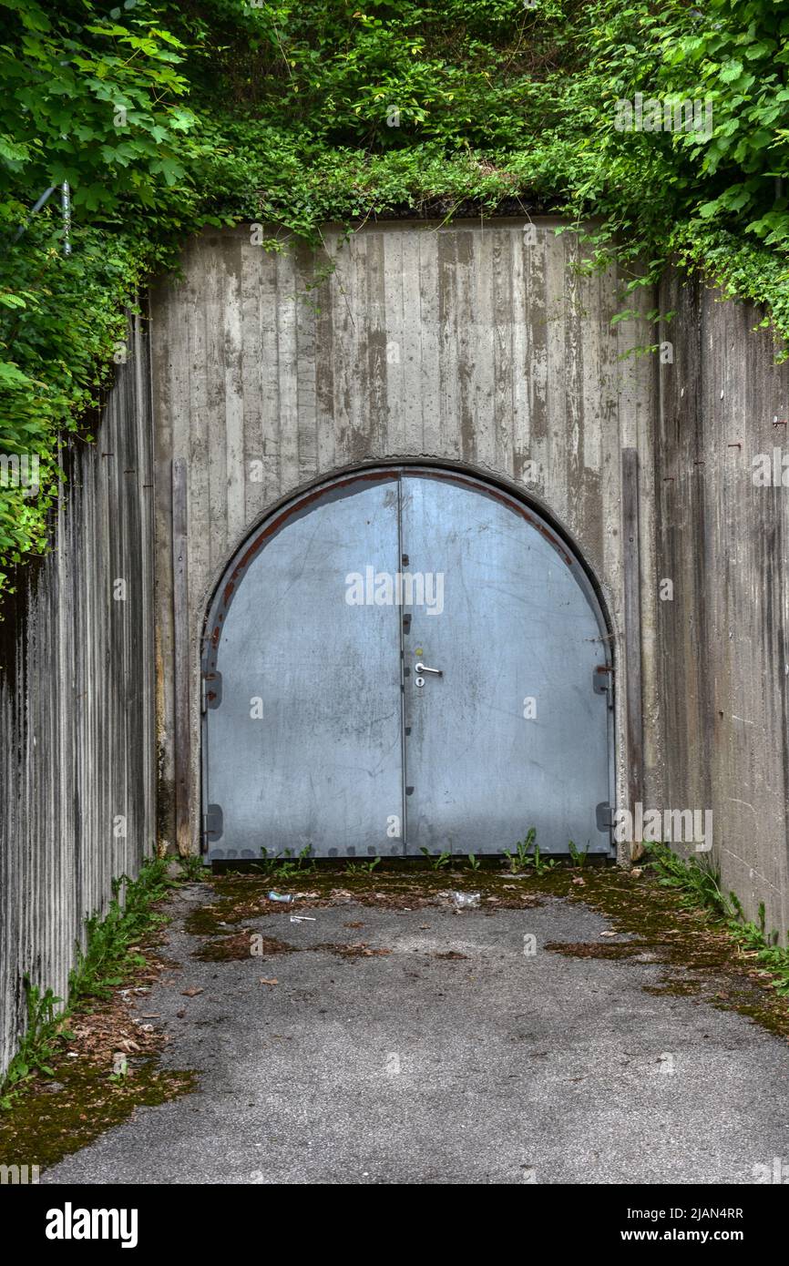 Bunker, Luftschutzbunker, Luftschutzstollen, Eingang, Tor, Versperrt ...