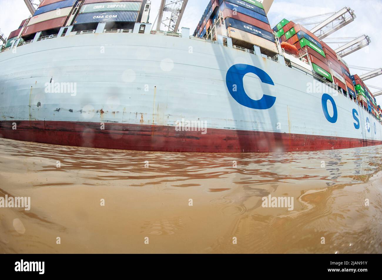 Das COSCO Development Containerschiff, das größte Schiff, das an der ...