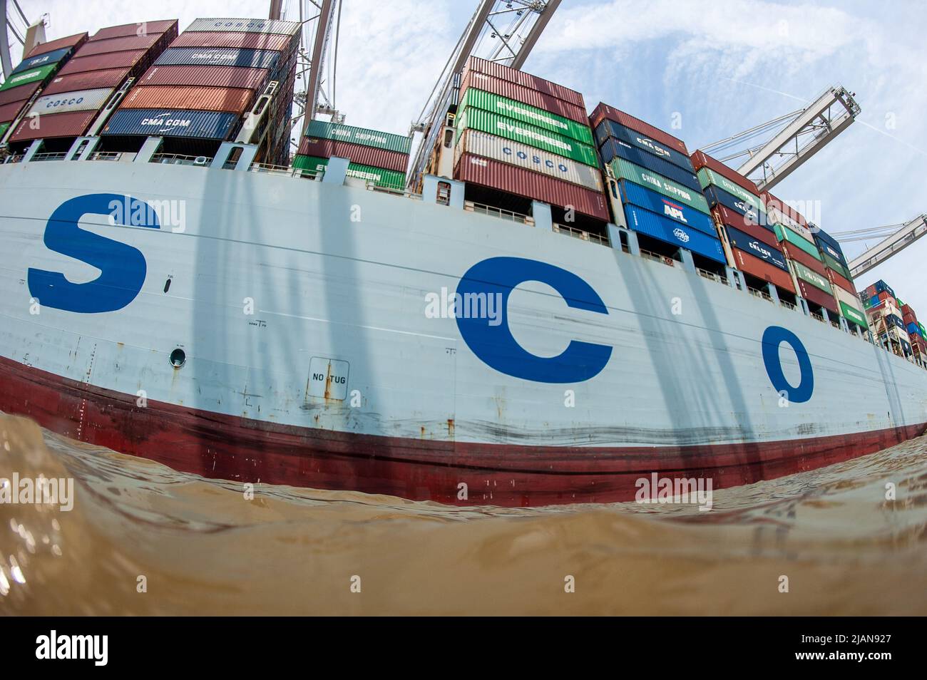 Das COSCO Development Containerschiff, das größte Schiff, das an der ...