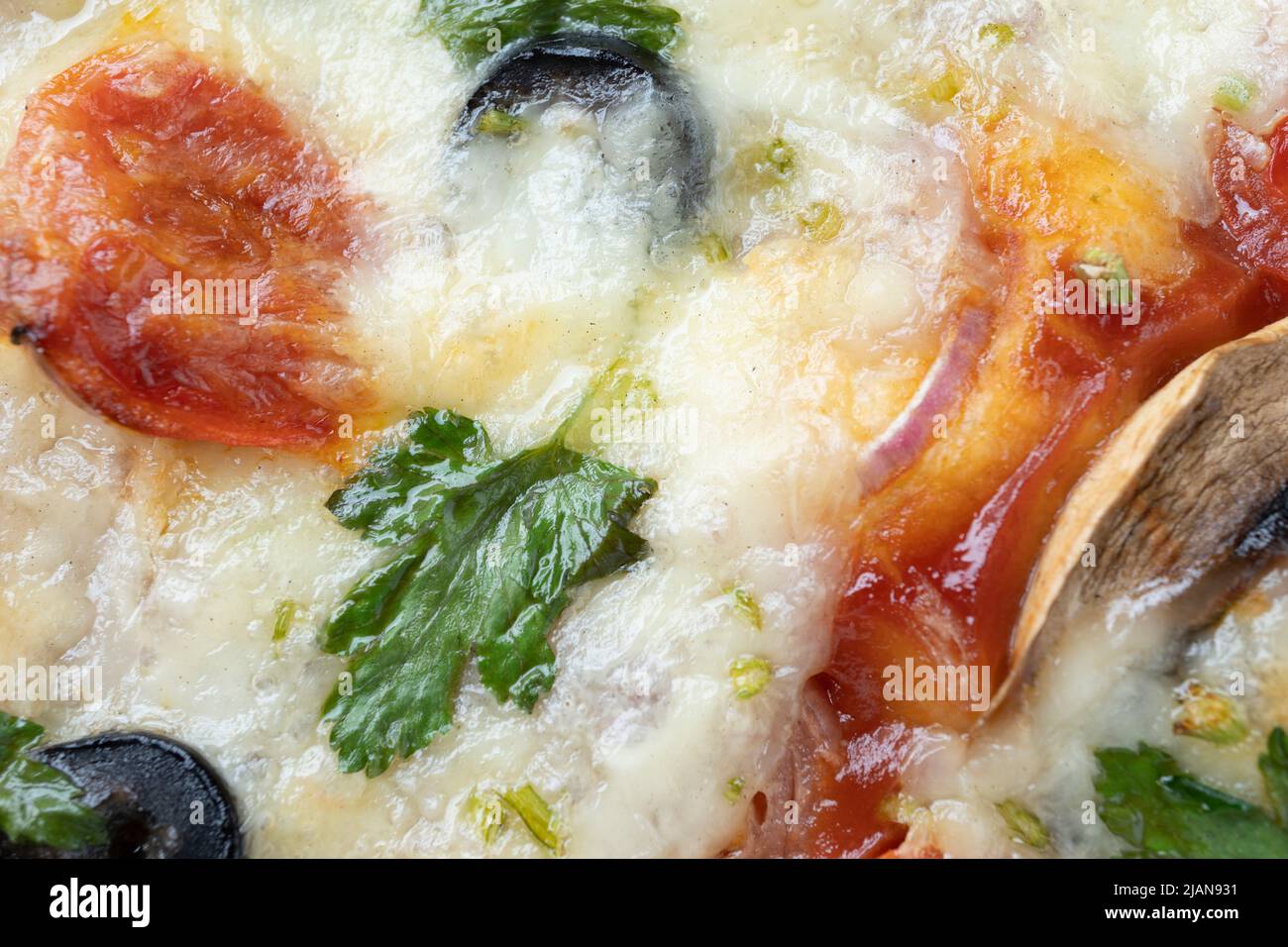 Makroaufnahme von italienischer Pizza mit Mozzarella und Kirschtomaten ...