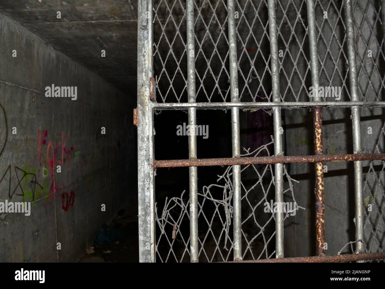 Bunker, Luftschutzbunker, Luftschutzstollen, Eingang, Gitter ...