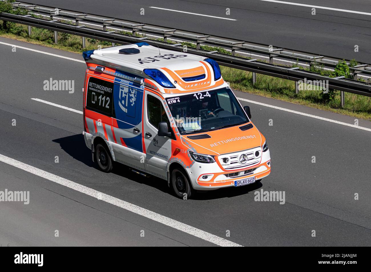 Mercedes benz emergency ambulance -Fotos und -Bildmaterial in hoher ...