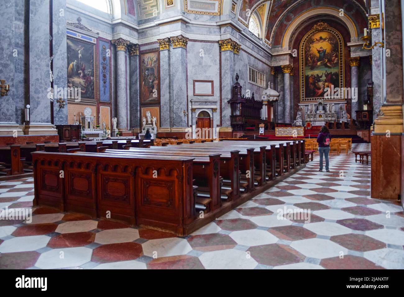 Das Innere der Basilika Esztergom, Sitz der katholischen Kirche Ungarns ...