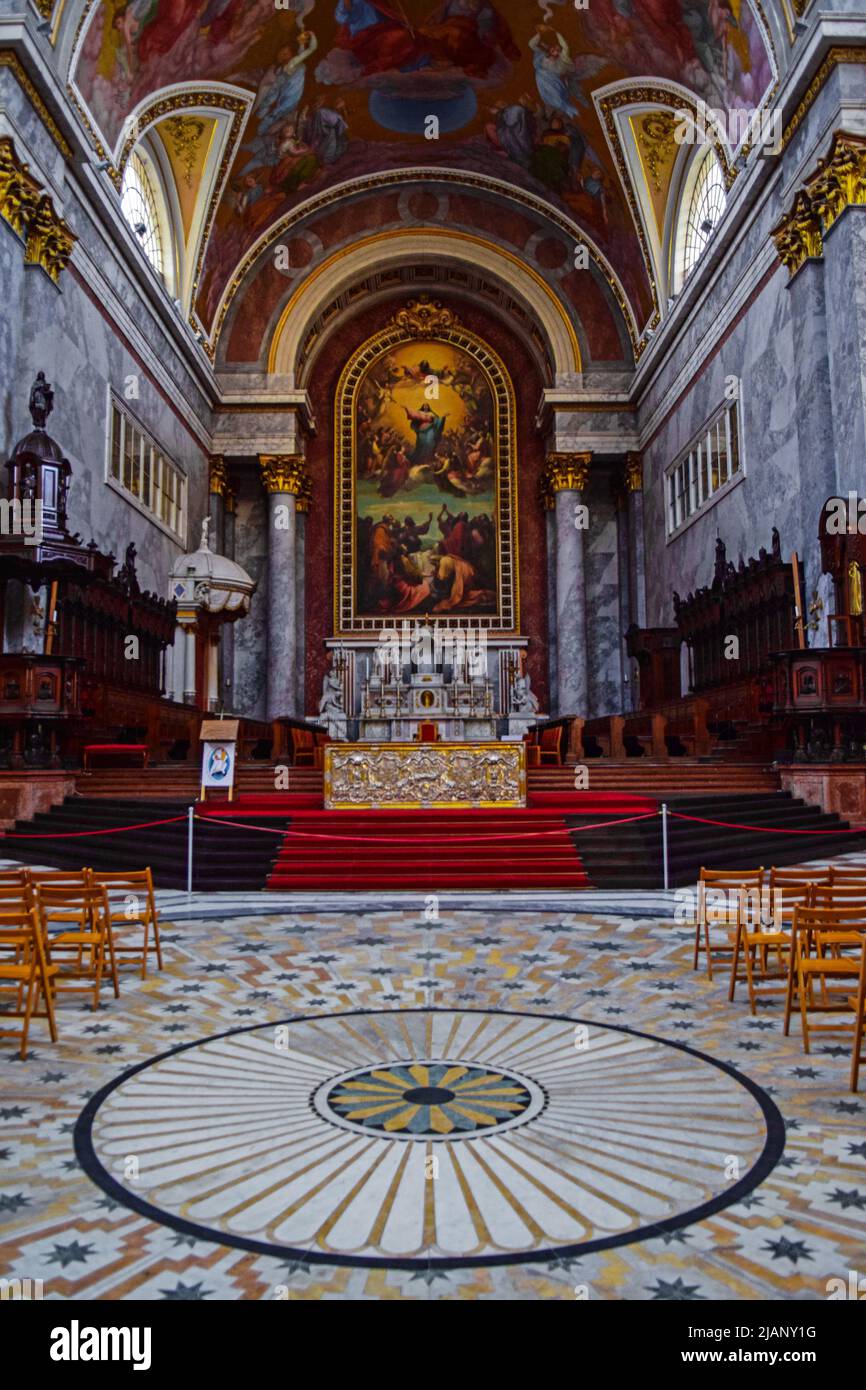 Das Innere der Basilika Esztergom, Sitz der katholischen Kirche Ungarns ...