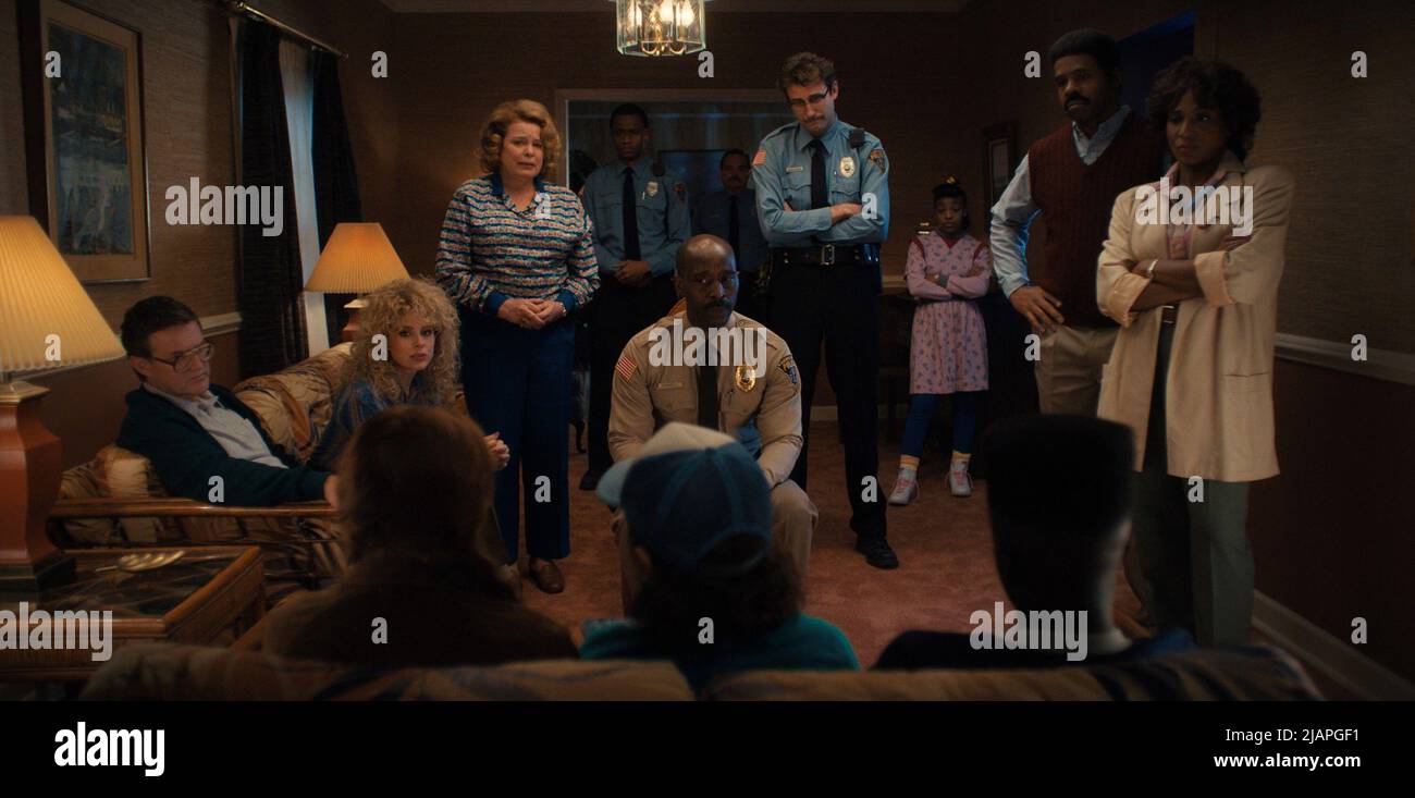 STRANGER THINGS, Cara Buono (links, sitzend, Hände geklammt), Rob ...