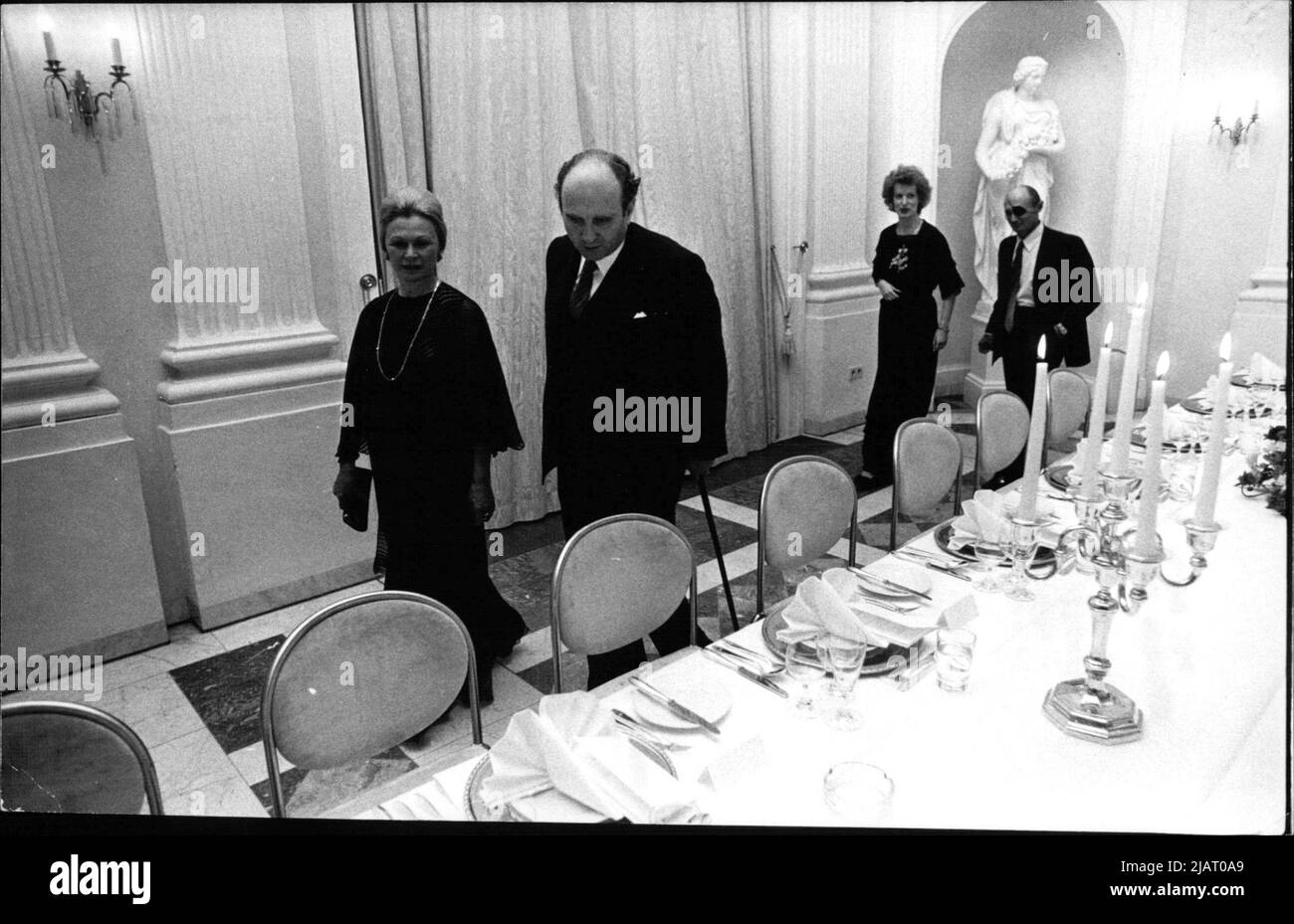 Frau Rachel Dayan und Otto Graf Lambsdorff, dahinter: Frau Lambsdorff ...