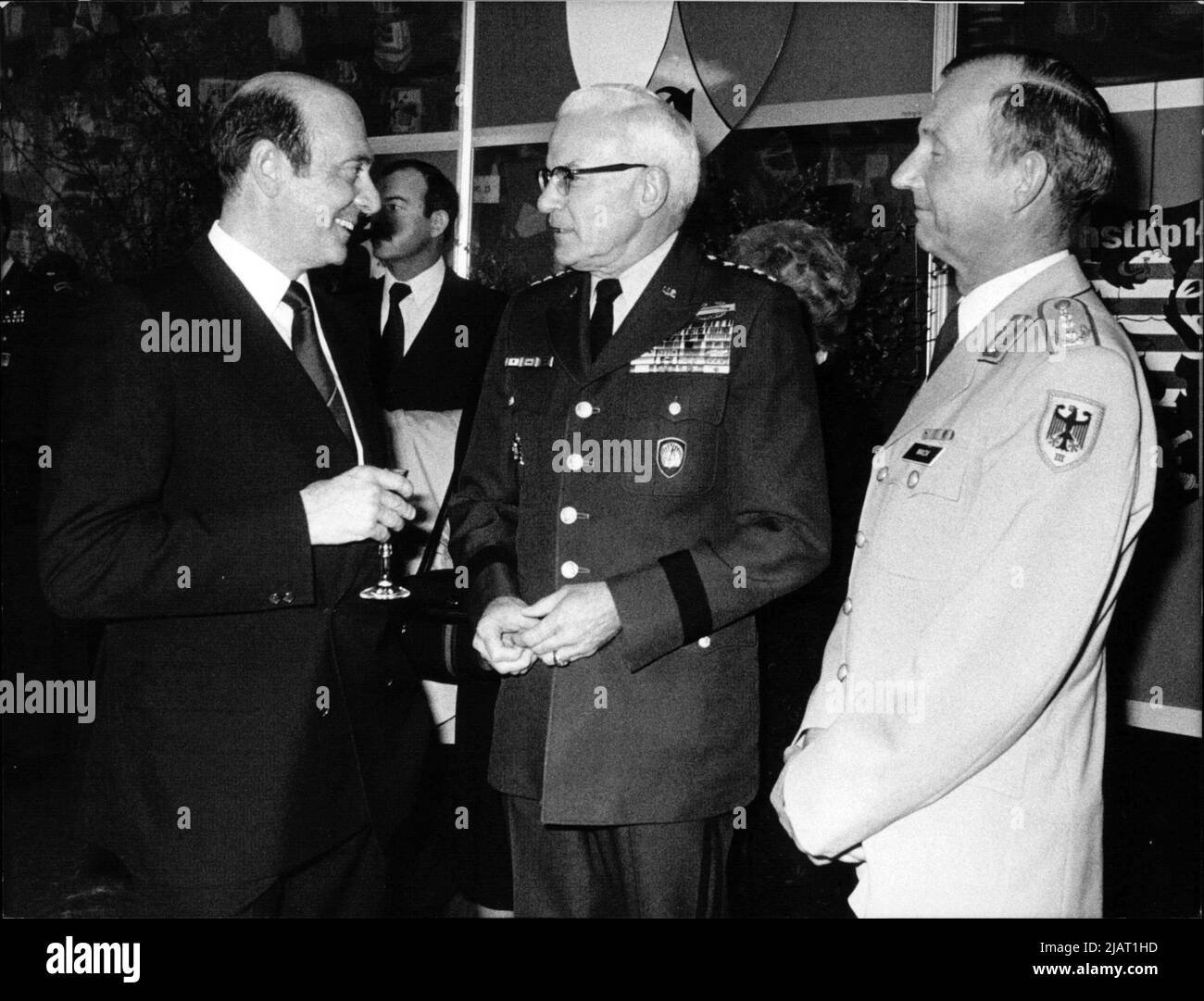 Bundesvereinigungsminister Manfred Hermann Wörner im Gespräch mit ...