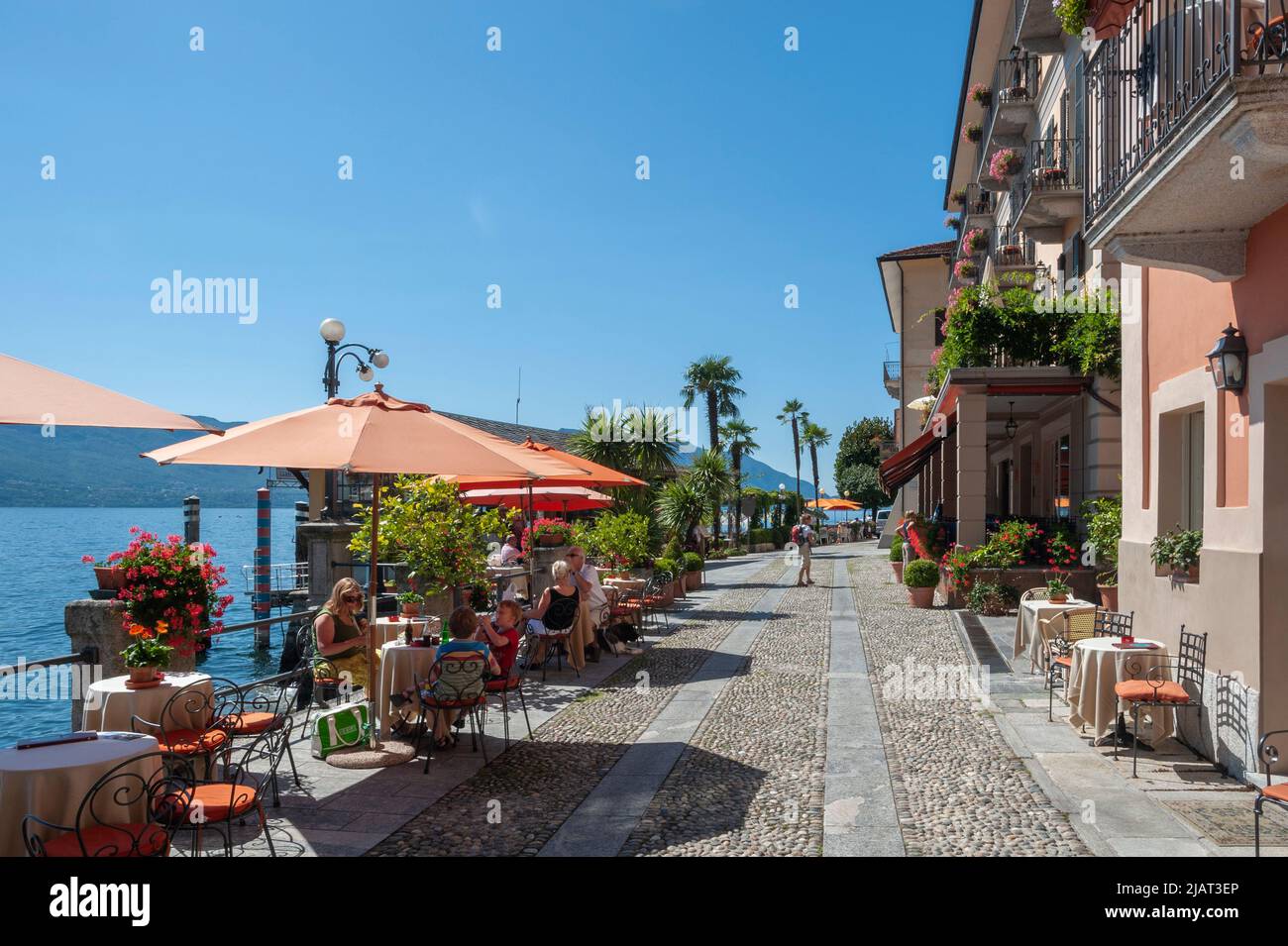 Promenade und Restaurant am Ufer des Lago Maggiore, Cannero Riviera ...