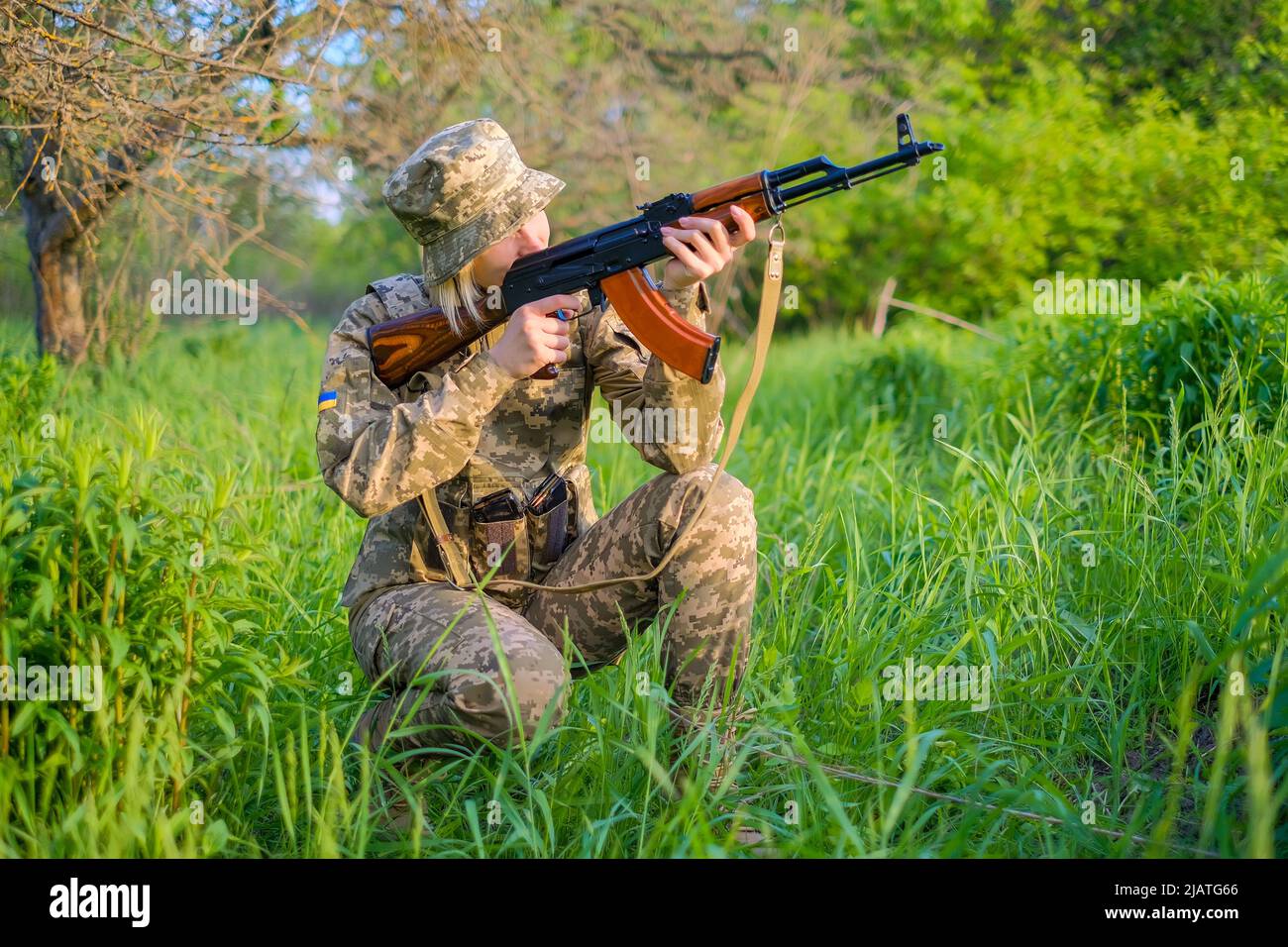 Ukrainische Soldatinnen, die mit einem Sturmgewehr bewaffnet sind ...