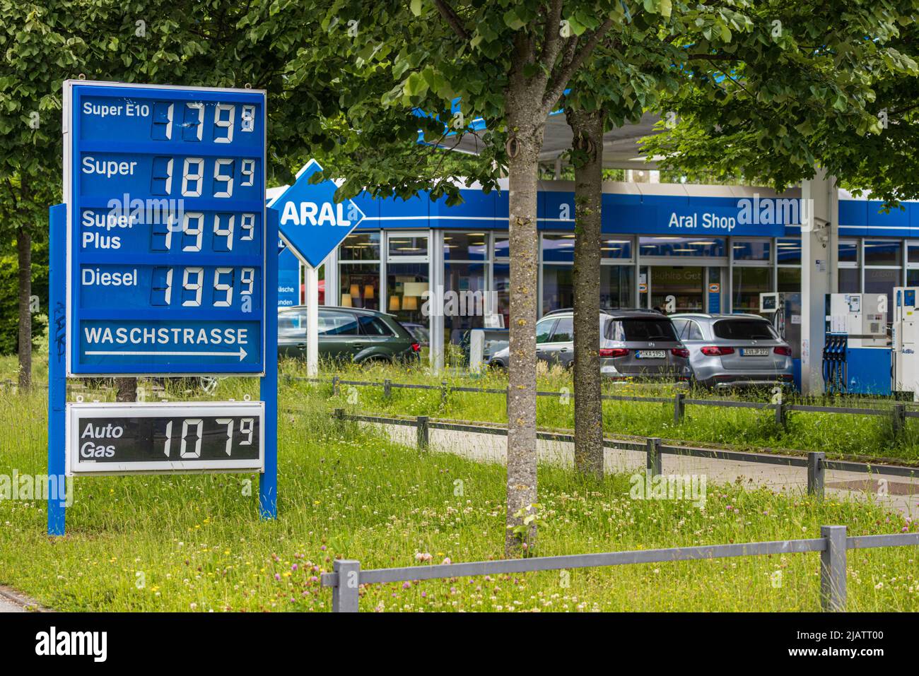 MÜNCHEN, DEUTSCHLAND - 1. JUNI: Preistafel an der Tankstelle, in der ...