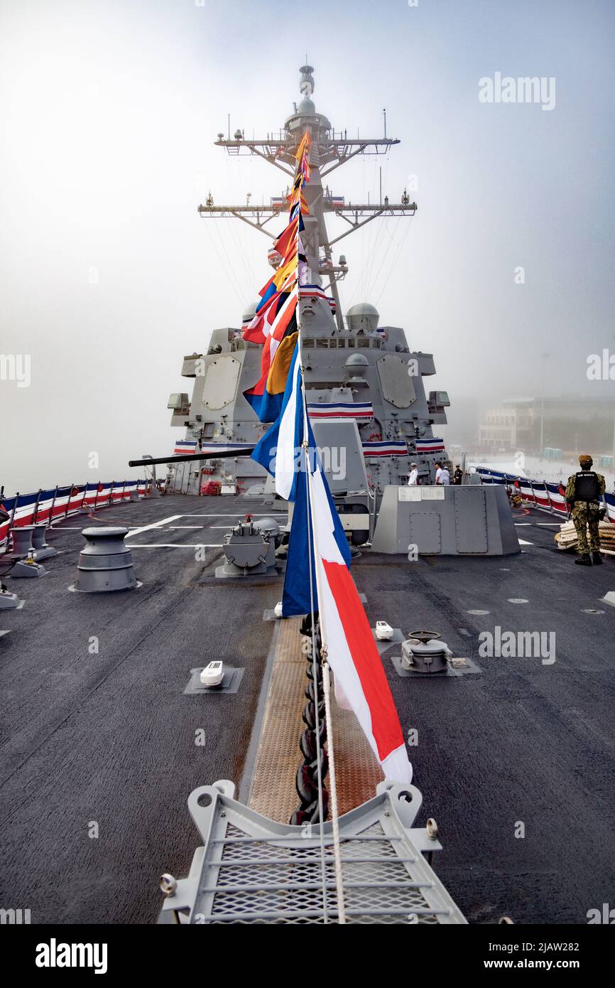 Ein von der US-Marine Arleigh Burke geführter Raketenzerstörer der Flug ...