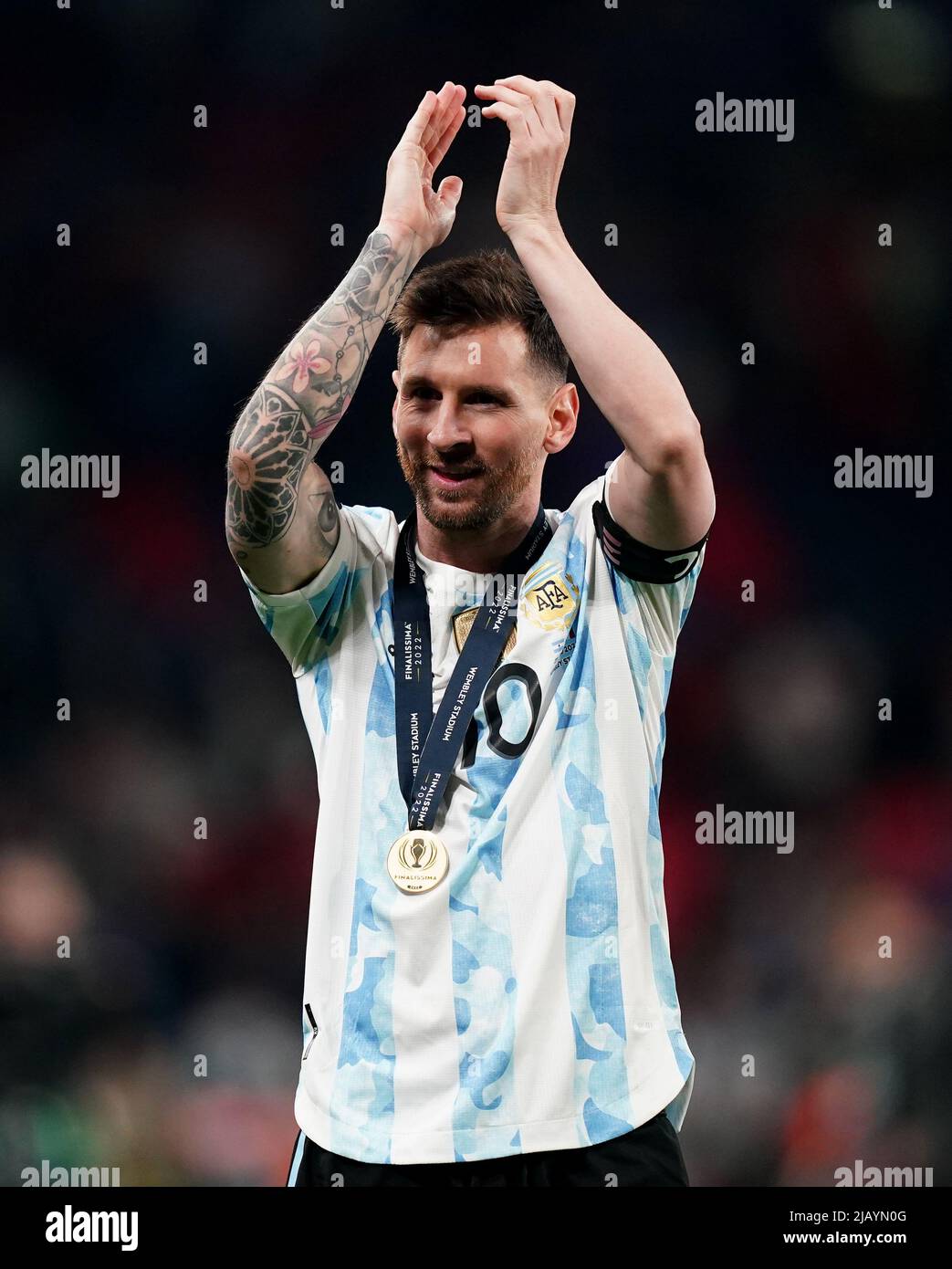 Football stadium crowd messi -Fotos und -Bildmaterial in hoher ...