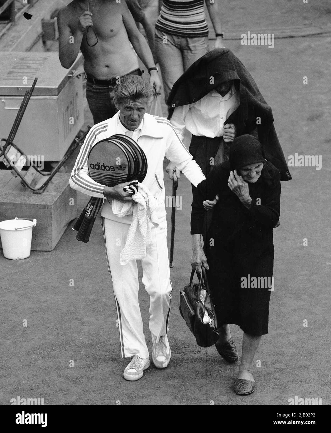 Der rumänische Tennistrainer Gheorghe Viziru mit seiner älteren Mutter ...